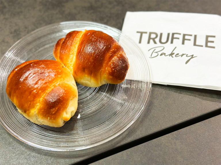 行列の出来る『TruffleBAKERY(トリュフベーカリー)』話題の白トリュフの塩パンとは？ - ぼっちぃの秘密基地